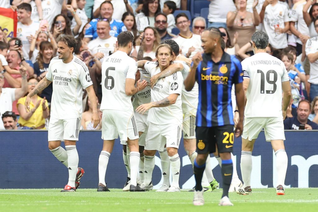 2-1. El Real Madrid remonta y se lleva el ‘Corazón Classic Match’ ante ...