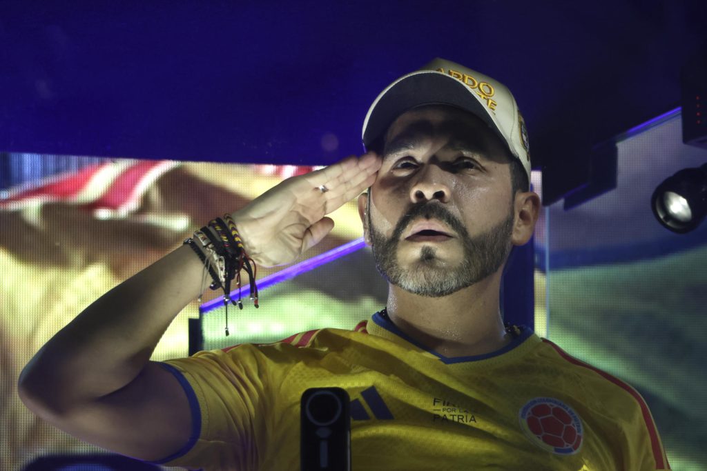 Candidato ultraderechista colombiano desafía orden que le prohíbe uso ...